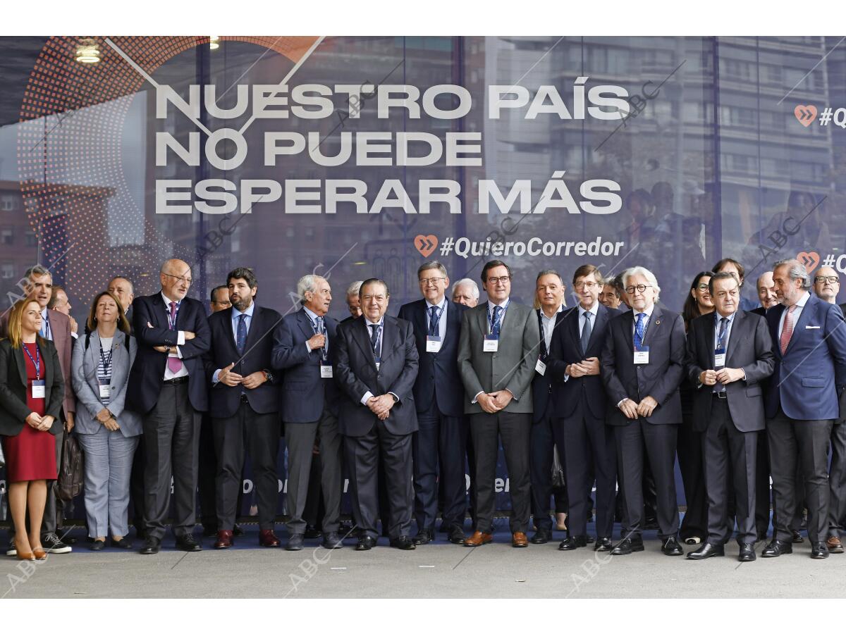 Foto de familia de los asistentes a la celebración del VI acto ...