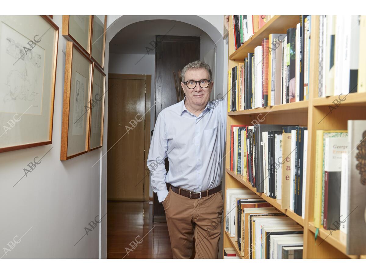Retratos posados y durante entrevista al escritor Luisgé Martín, en su ...